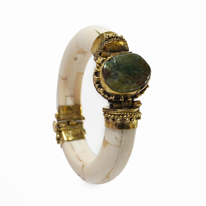 Brazalete en hueso de camello y bronce cierre puntilla – Kirfa